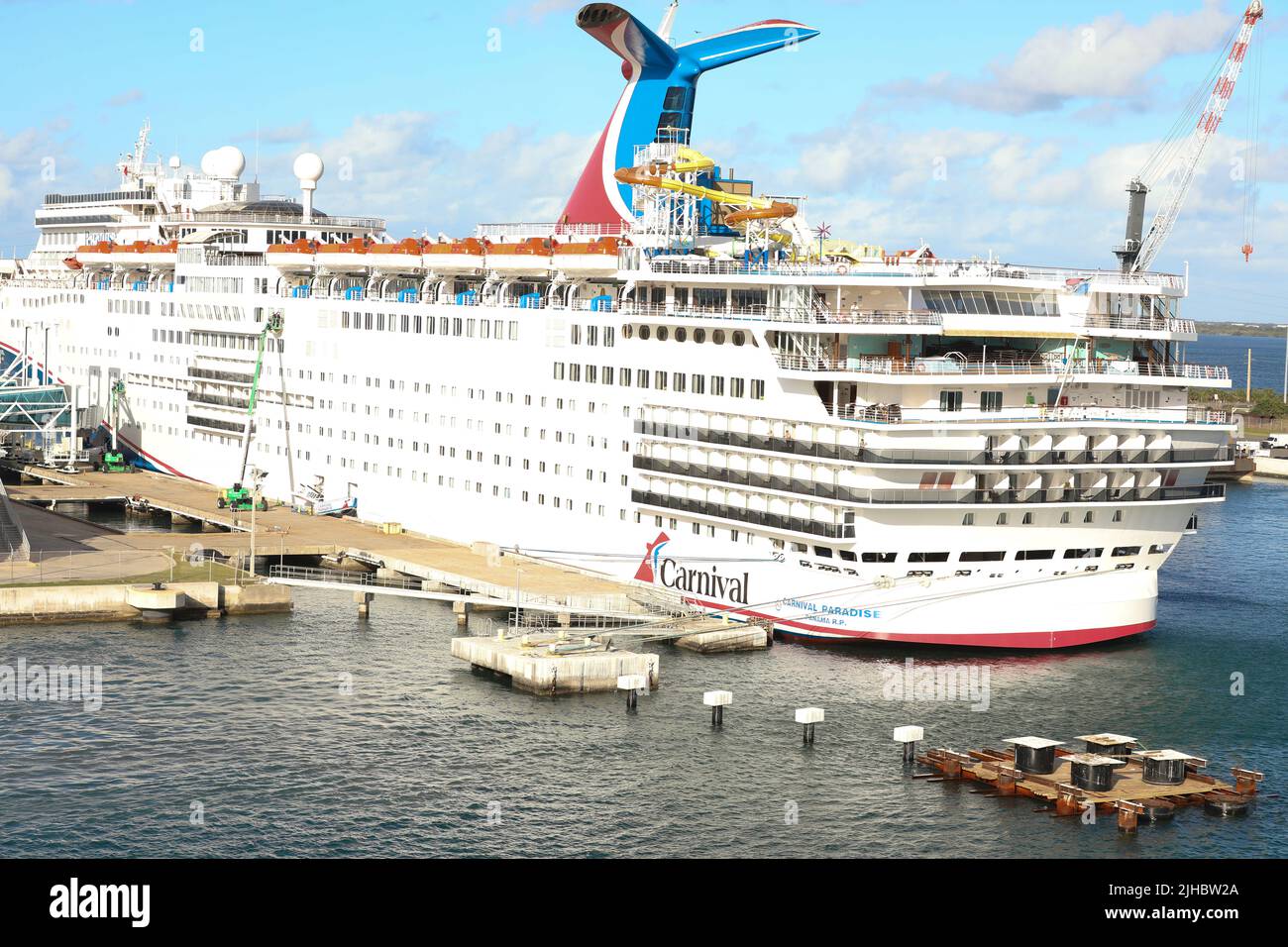 Carnaval bateau de croisière "paradis" offert à côté de l'île tropicale. Plus de 3 500 clients ...