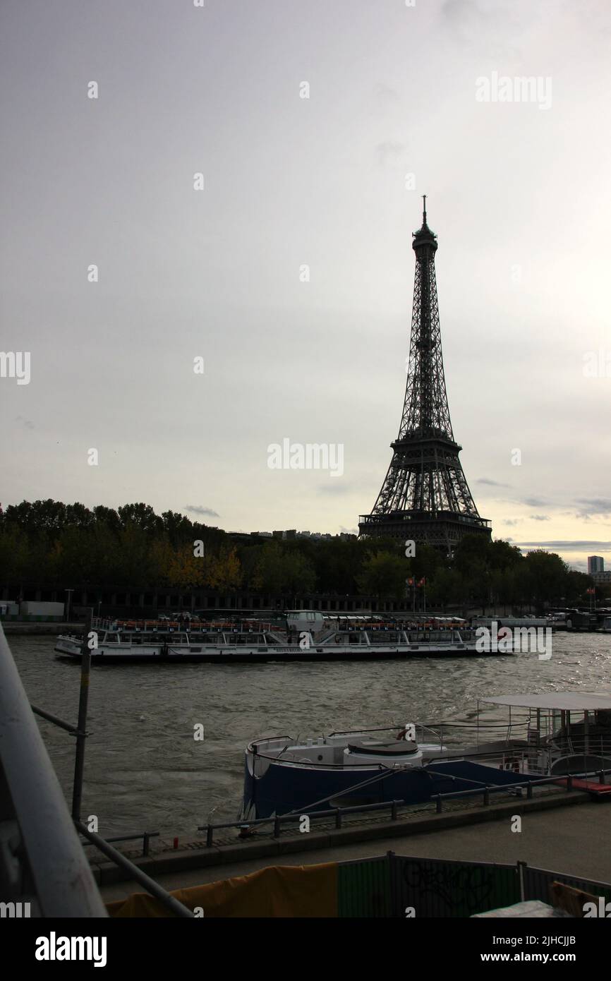 Une photo verticale de la célèbre Tour Eiffel et de la Seine à Paris ...