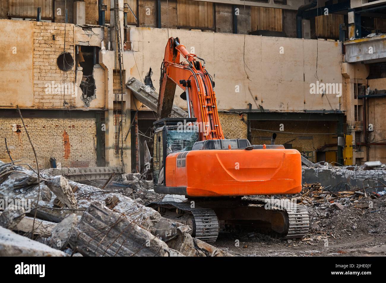La pelle hydraulique travaille avec des débris sur le chantier de ...