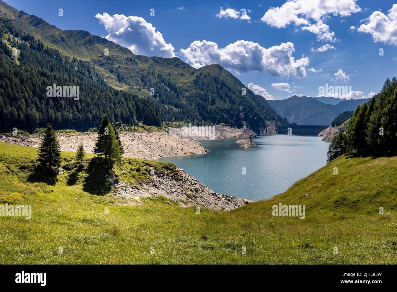 Vue aérienne du lac de Luzzone pendant une période sèche. Au premier ...