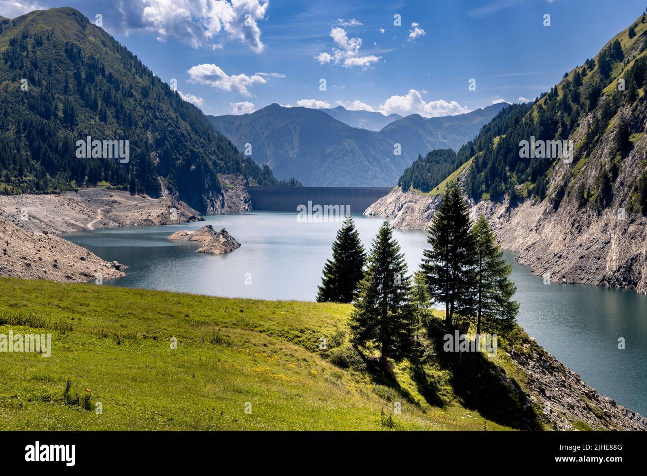 Vue aérienne du lac de Luzzone pendant une période sèche. Au premier ...