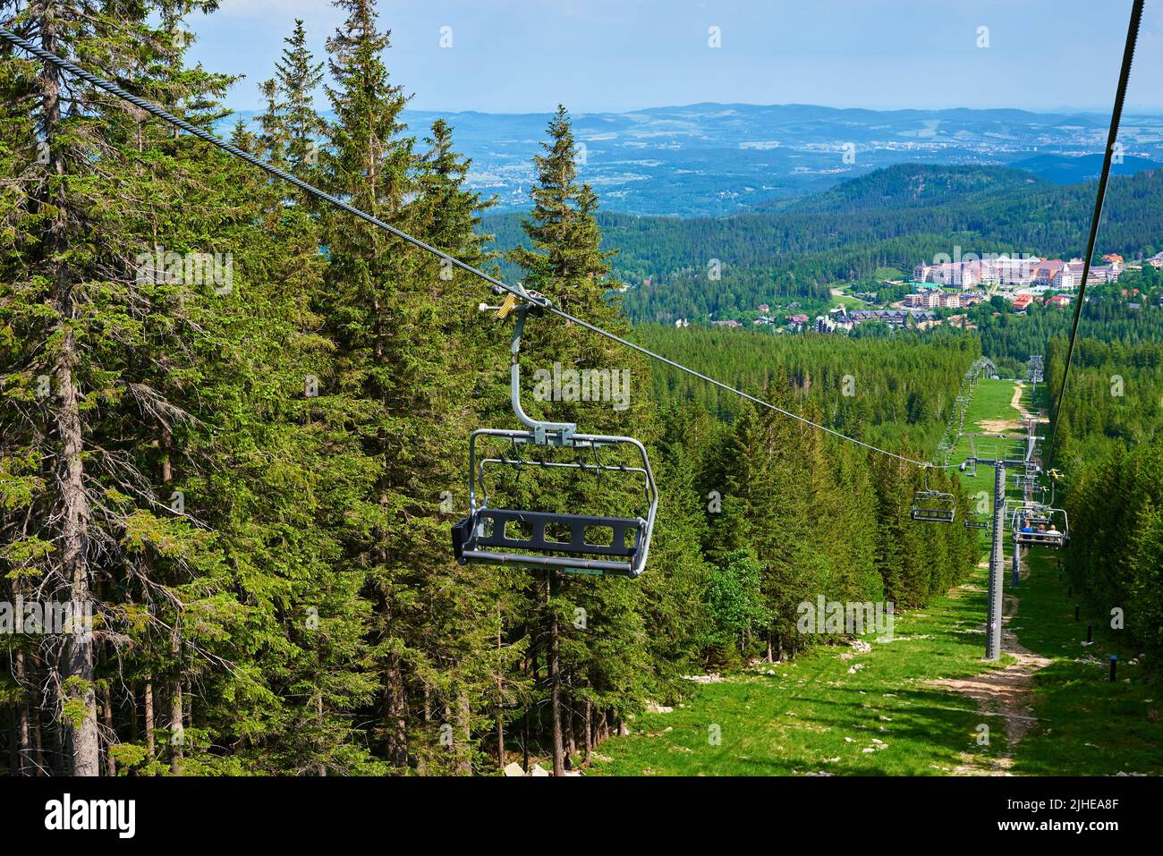 Ligne de téléphérique ouverte. Karpacz Resort en Pologne avec un ...