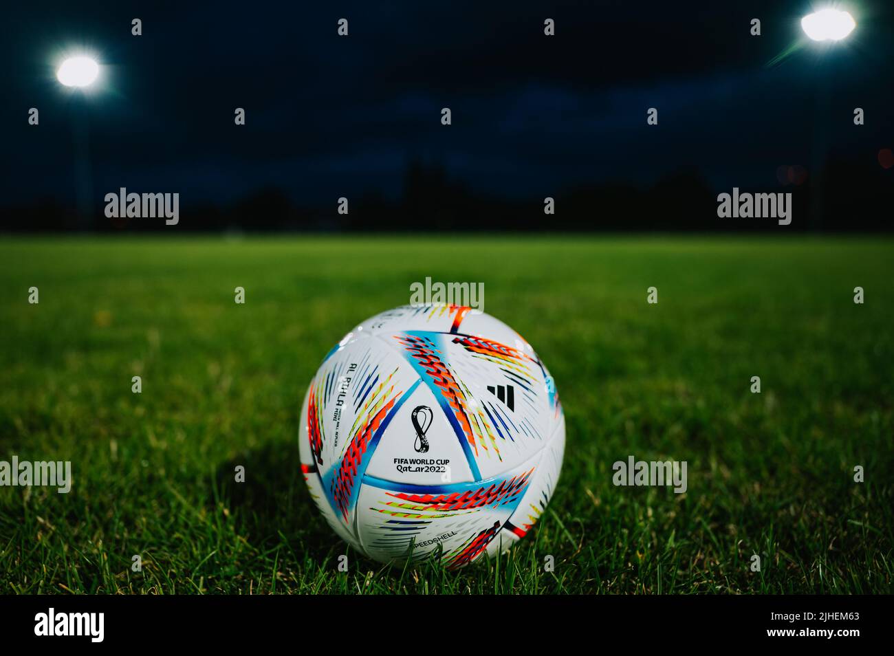 QATAR, DOHA, 18 JUILLET 2022 : ballon officiel de football de la coupe ...