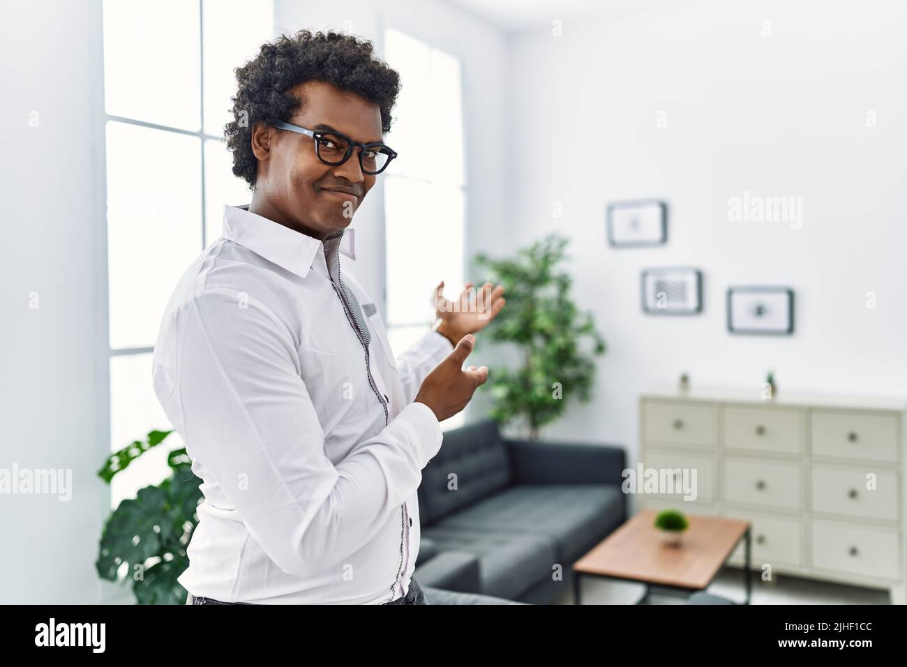 Psychologue africain au bureau de consultation invitant à entrer dans ...