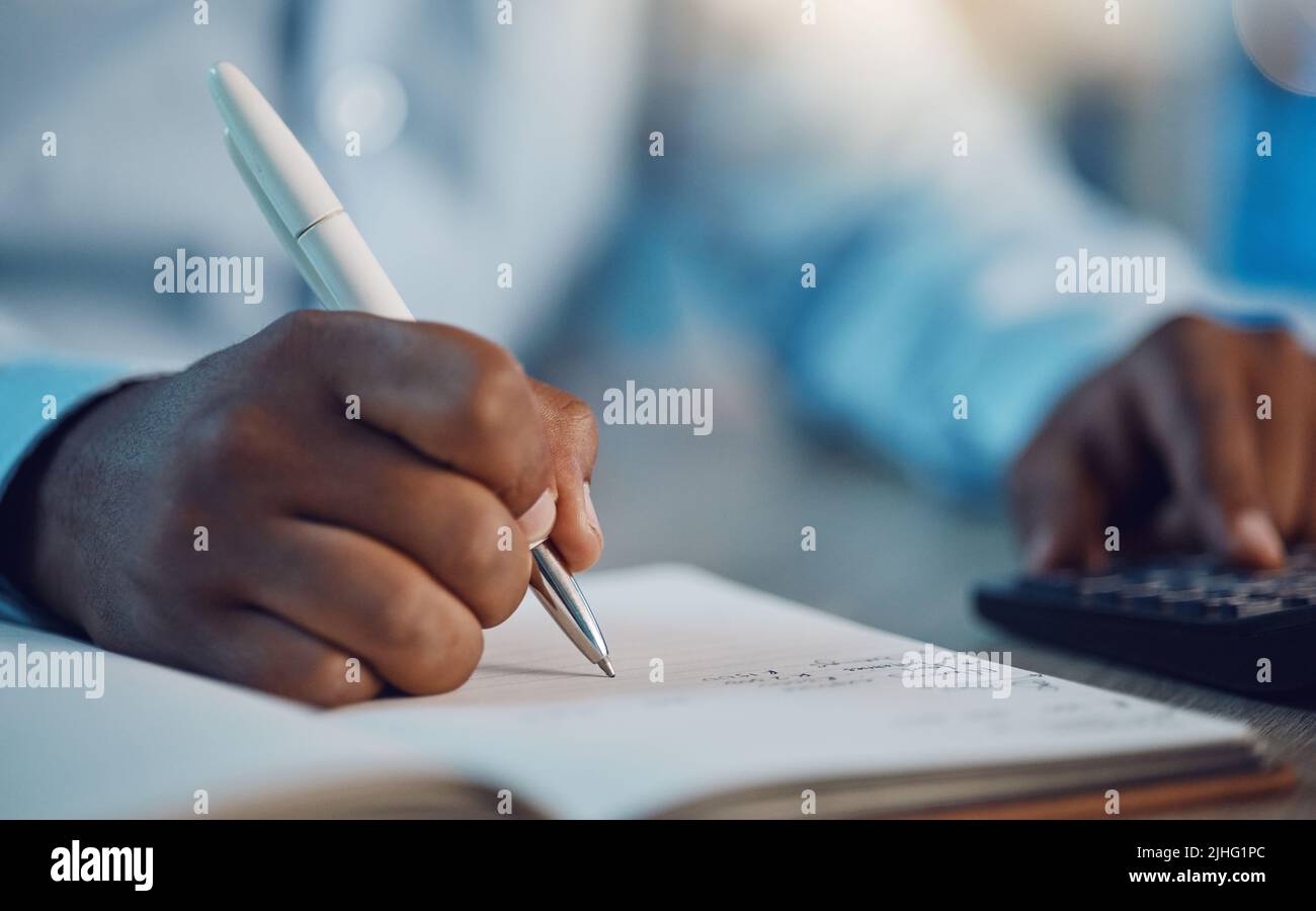 Gros plan des mains d'un homme africain écrivant dans son journal tout ... Gros plan des mains d'un homme africain écrivant dans son journal tout ...