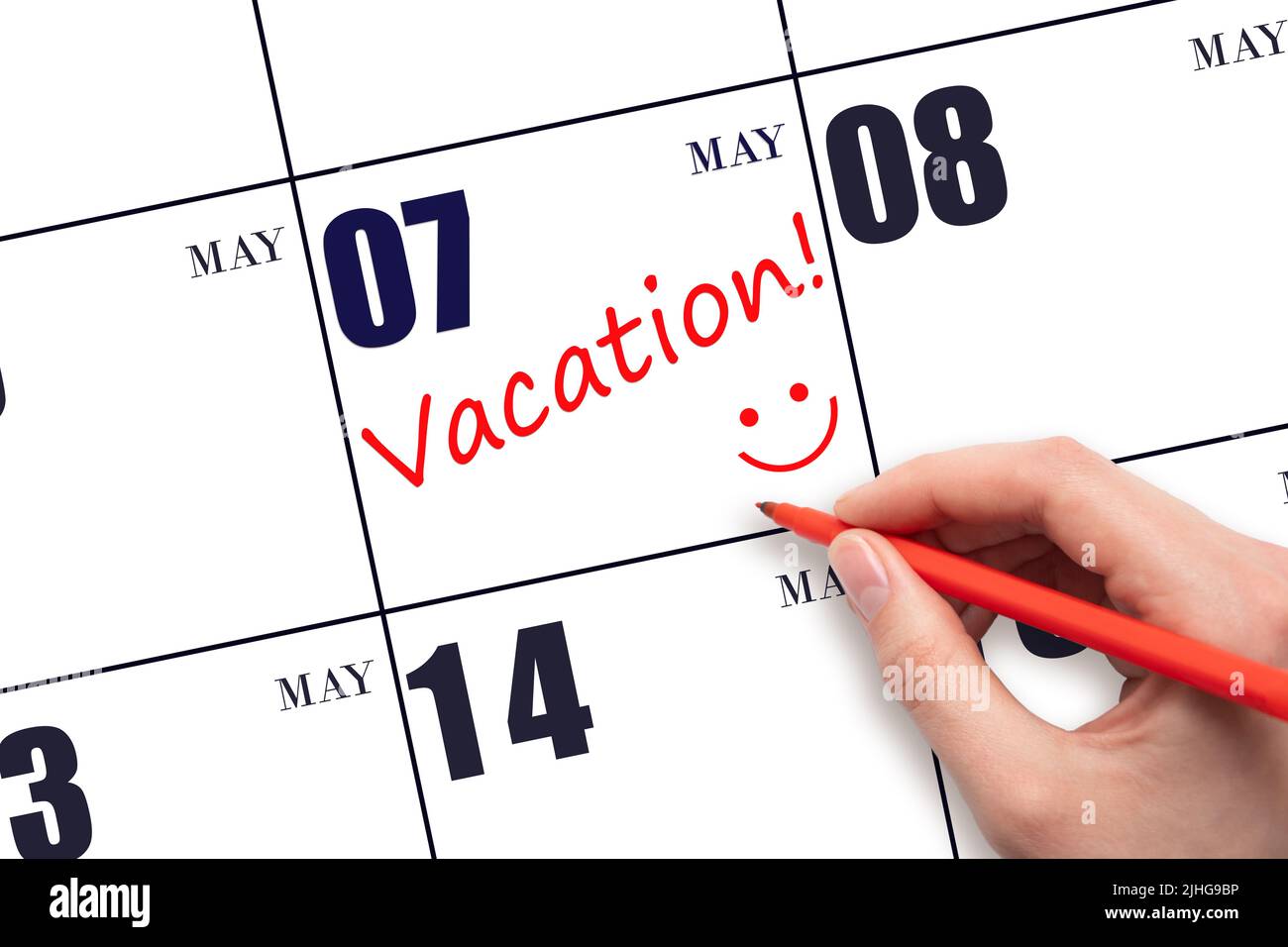 7th jour de mai. Une main écrivant un TEXTE DE VACANCES et dessinant un visage souriant sur une ...