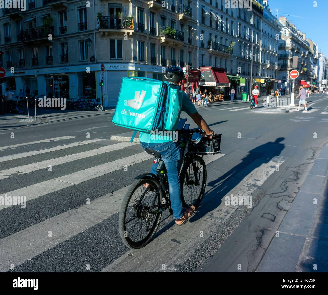 Food delivery men paris Banque de photographies et d’images à haute ...