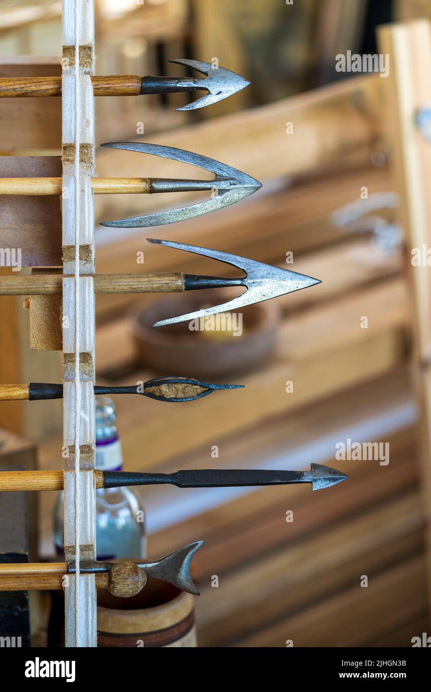Rack avec différents types de flèches européennes médiévales. Pointe ...