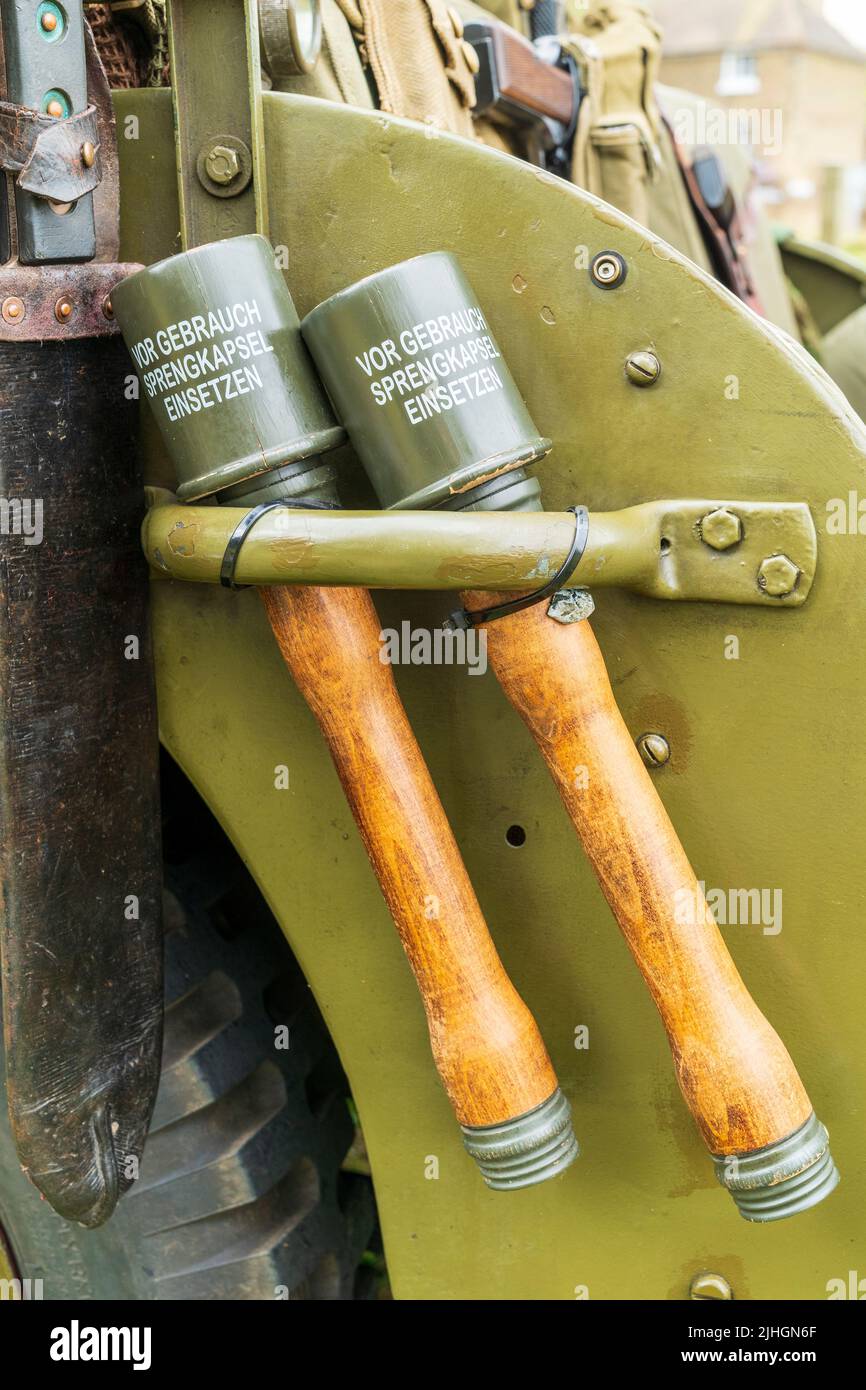 Gros plan de deux bombes à bâtons allemandes de la Seconde Guerre ...