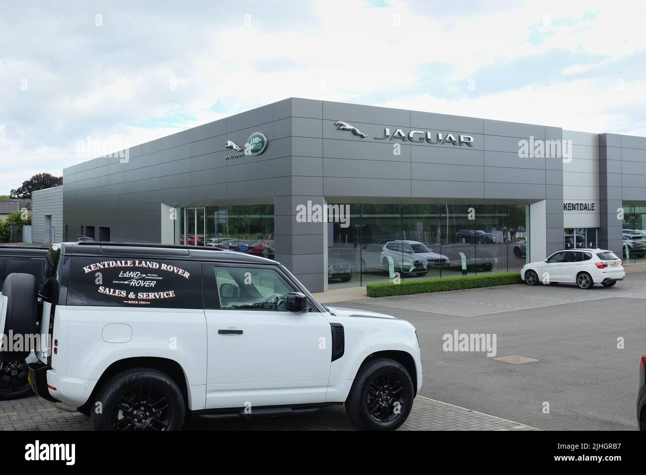 Garage Kentdale Jaguar Land Rover avec Un Land Rover Defender en avant ...