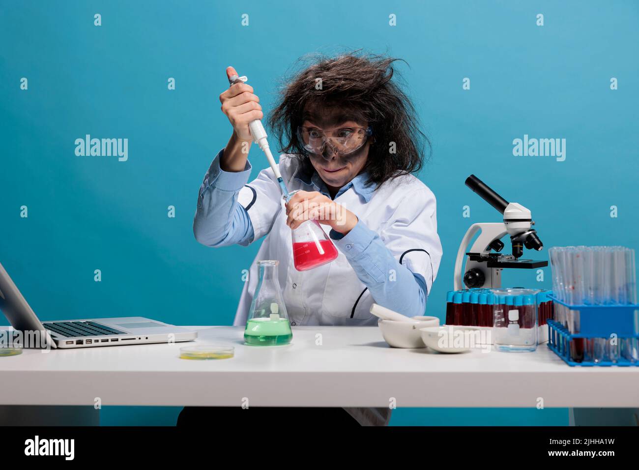Scientifique fou d'apparence sauvage qui agit de façon stupide après l ...