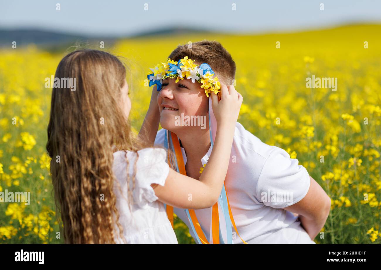 Gentiment joyeuse jeune sœur met sur un frère adolescent plus vieux et ...