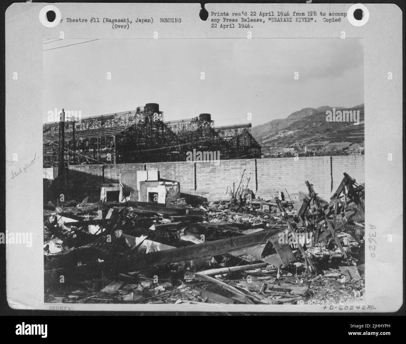 Rivière Urakami. Nagasaki -- l'épave de la maison de garde en bois dans ...