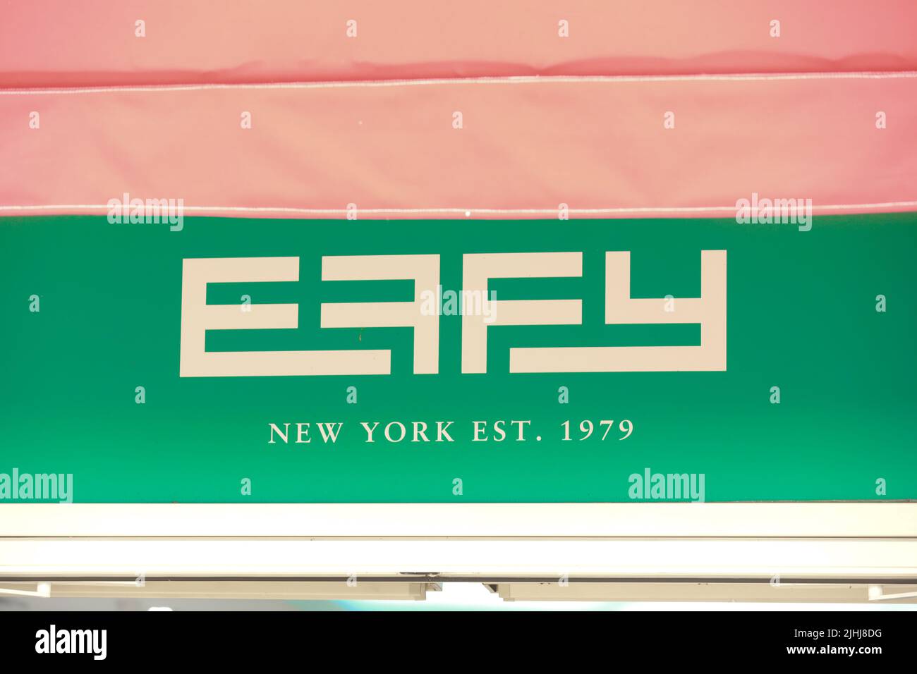 Boucle oreilles ambre et doré Banque de photographies et d’images à haute résolution - Alamy