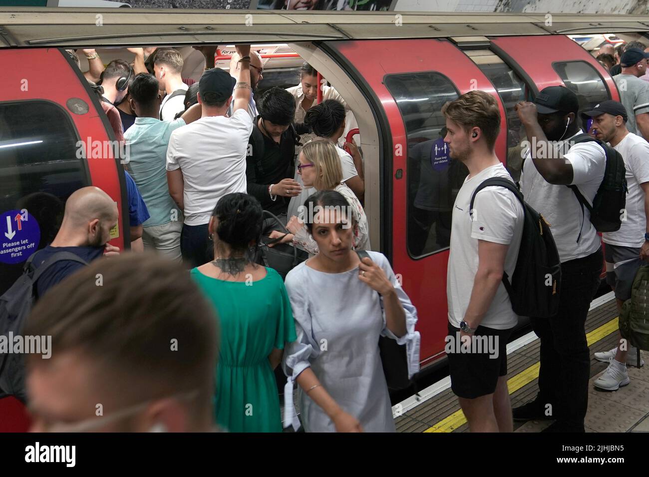 Les gens s'emboîte dans un train Central Line à Londres. Les ...