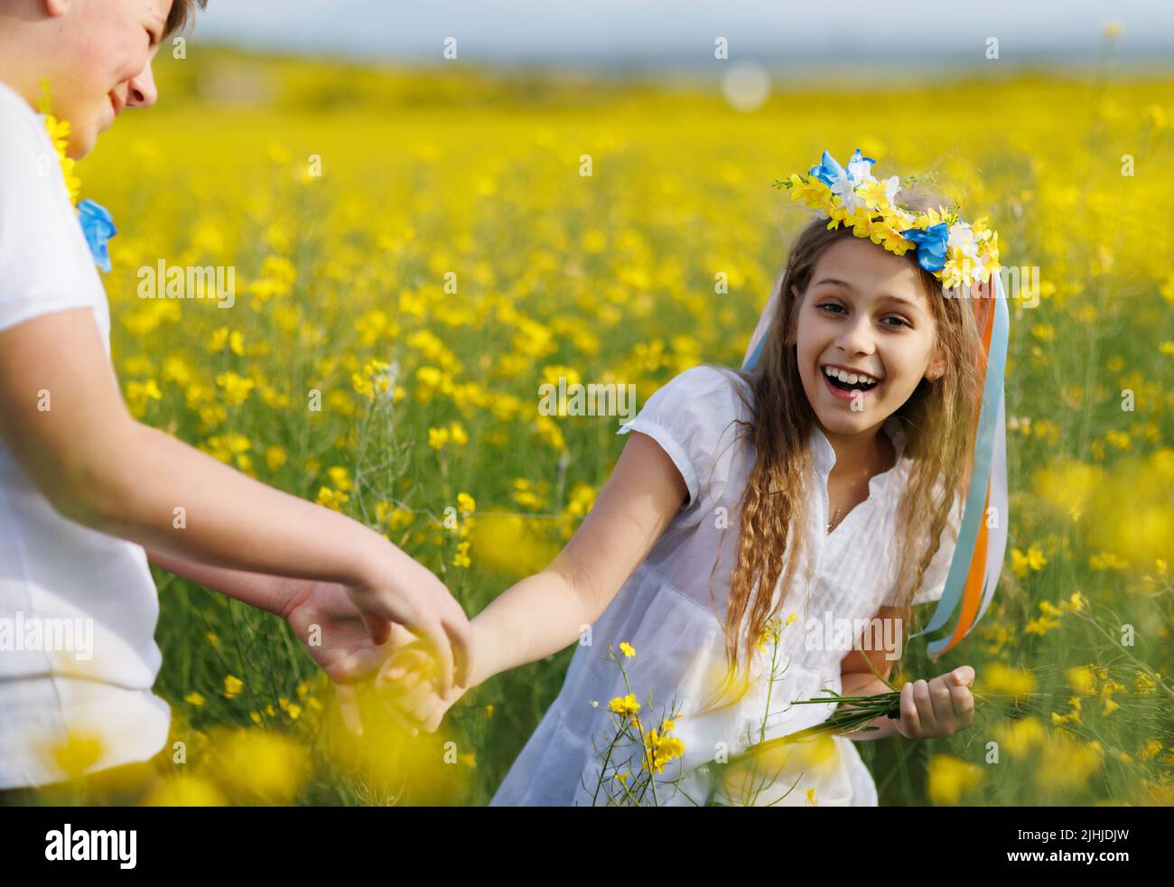 Joyeux ados joyeux : frère aîné et sœur rieuse avec couronne lumineuse ...