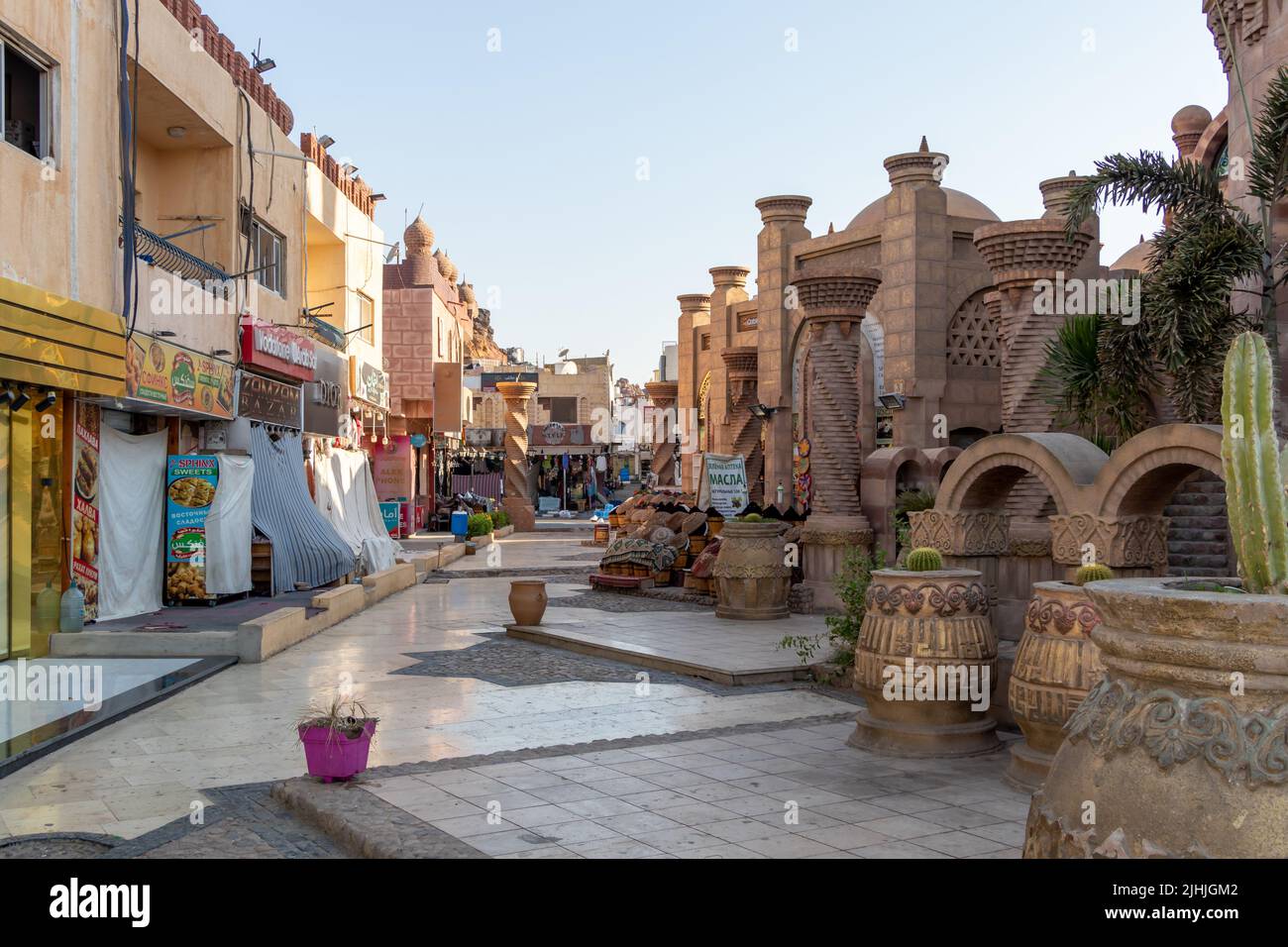 Egypte, Charm El-Cheikh - 02 juillet 2022: Une rue avec des boutiques ...