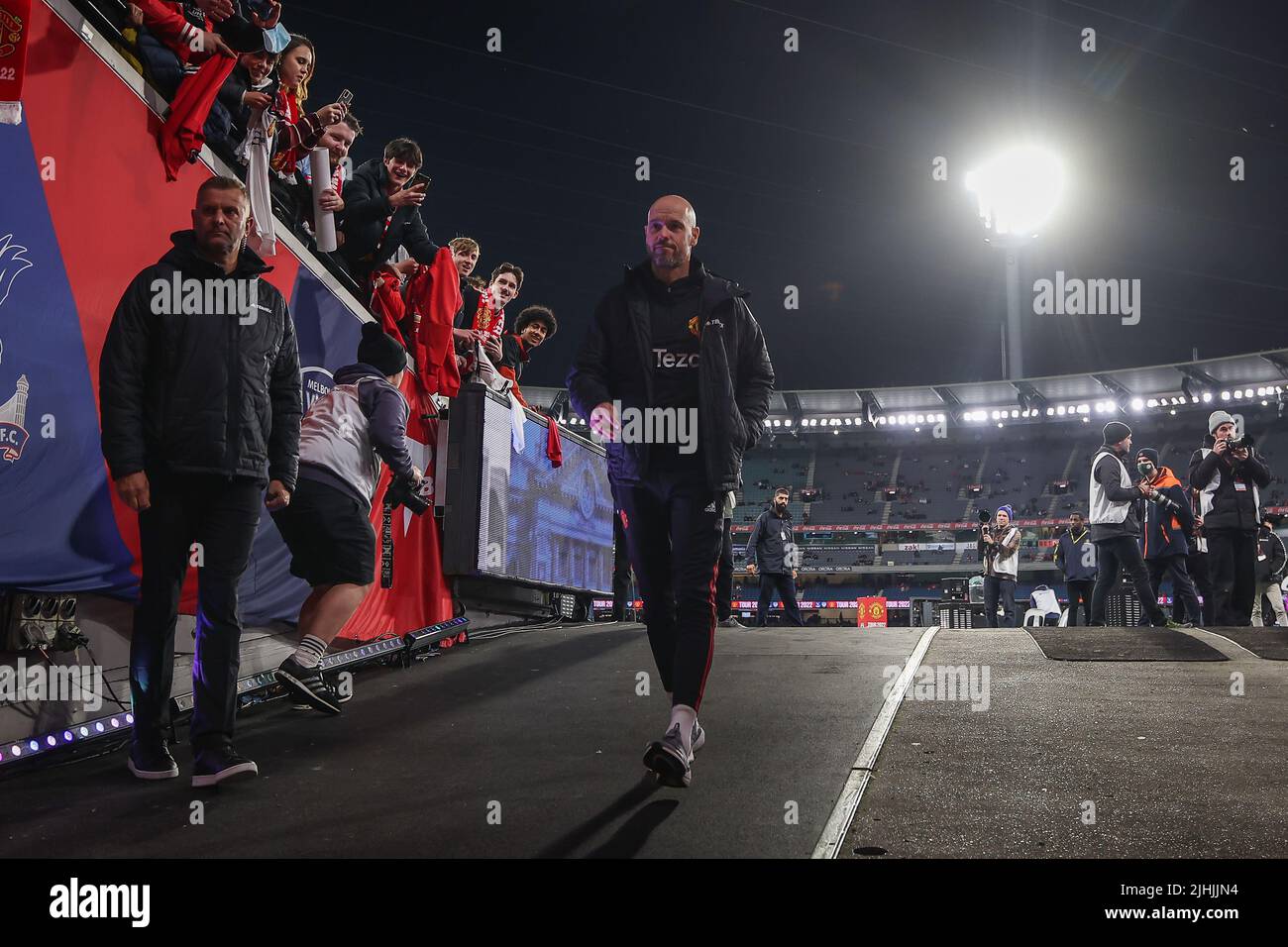 Erik Ten Hag, directeur de Manchester United, descend le tunnel du MCG ...