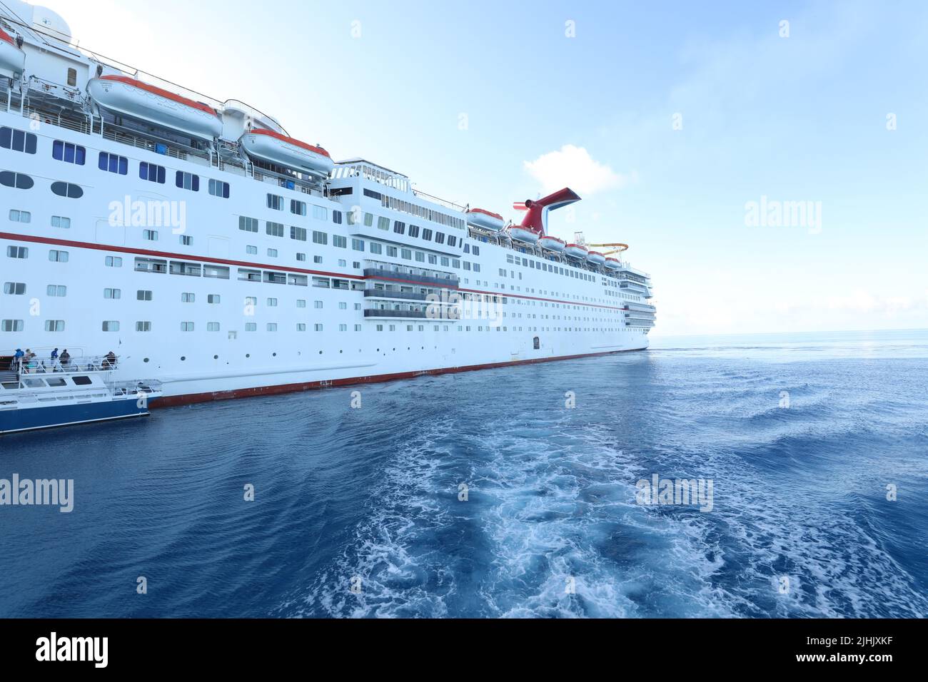 Le bateau de croisière d'exaltation de carnaval arrive à l'adresse du port de cay. Carnival ...