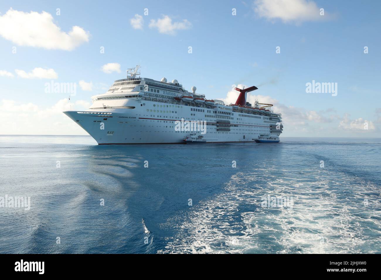 Le bateau de croisière d'exaltation de carnaval arrive à l'adresse du port de cay. Carnival ...