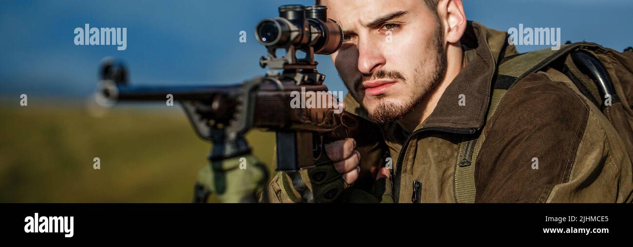 L'homme est à la chasse. Chasse fusil de chasse. Chasseur. Période de ...