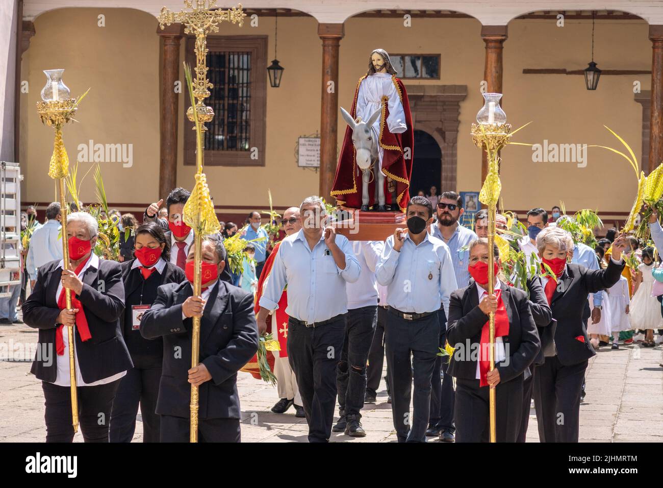 Les chrétiens mexicains portent une statue de Jésus-Christ, lors d'une ...