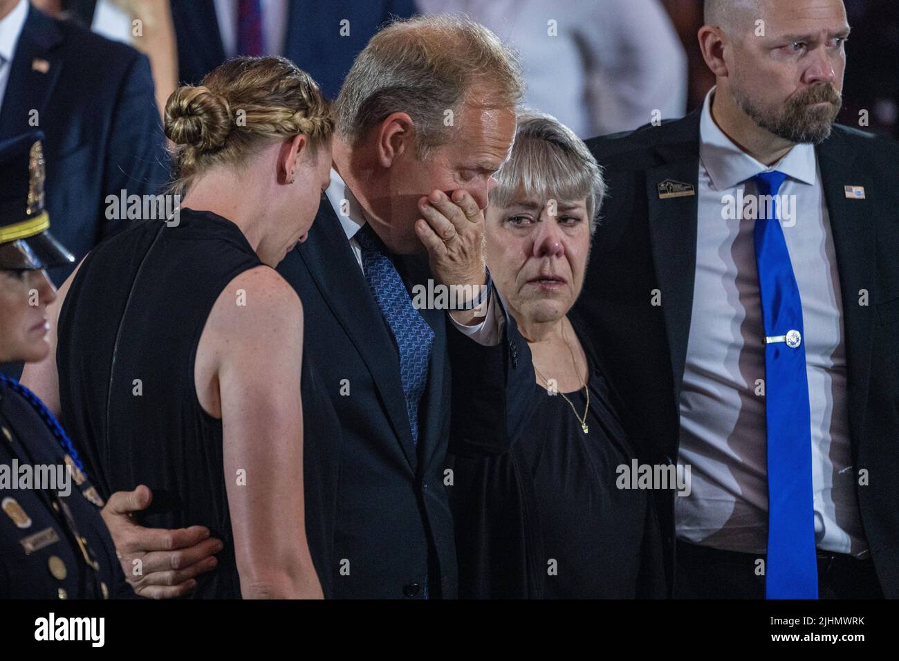Kim Graham (L), Tom Graham (C) et Tracie Ross (R), fille de l'Adjudant ...