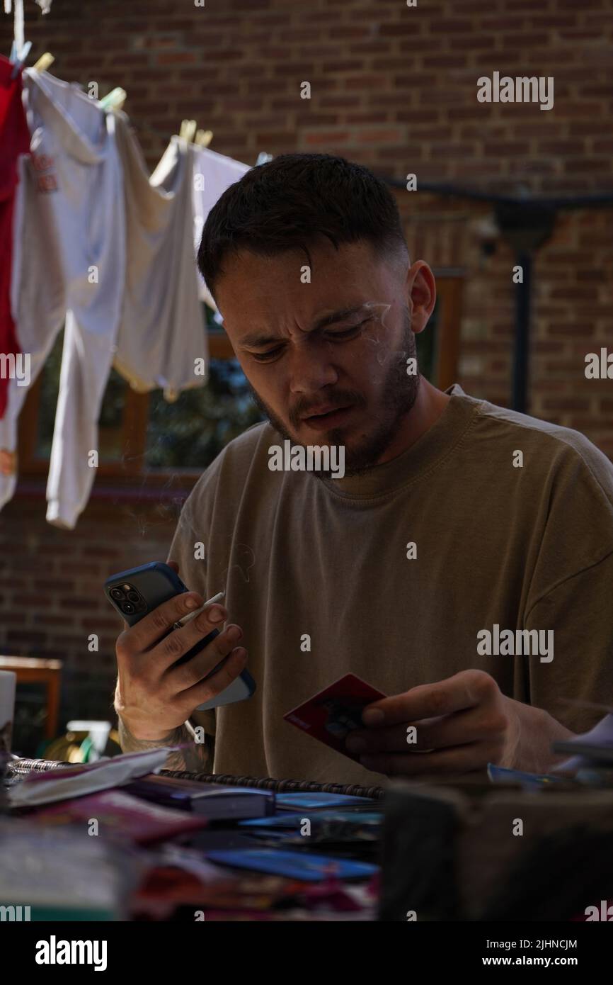 Homme fumeur Banque de photographies et d’images à haute résolution - Alamy