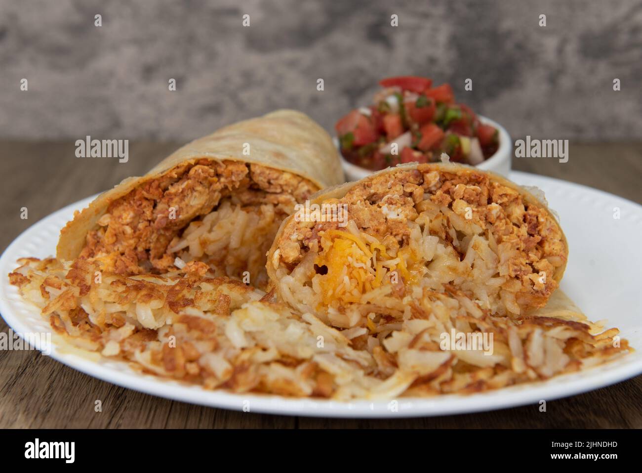 Le burrito du petit déjeuner standard est coupé en deux pour que tous ...