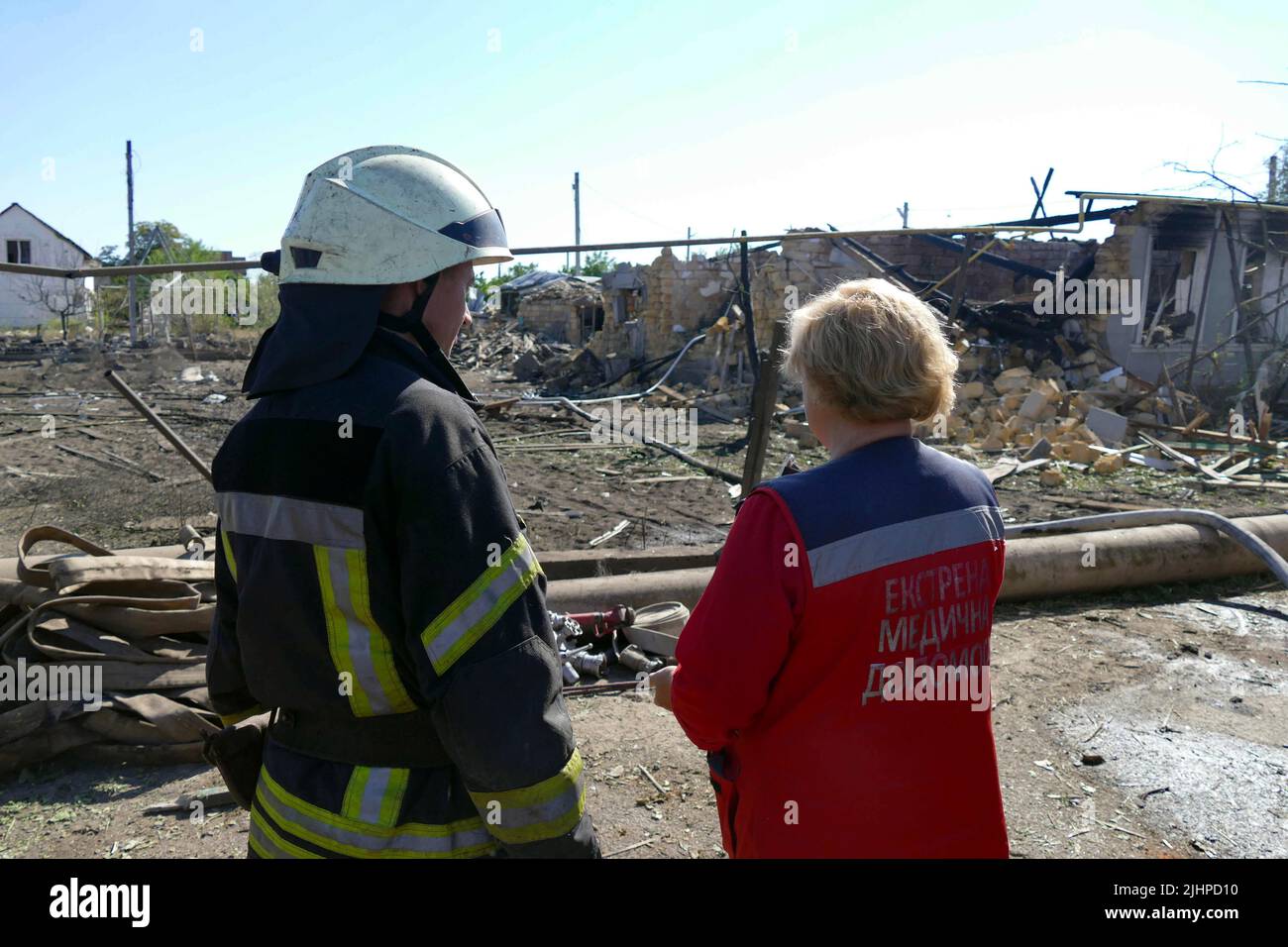 Non exclusif: DACHNE, UKRAINE - 19 JUILLET 2022 - Un pompier et un ...