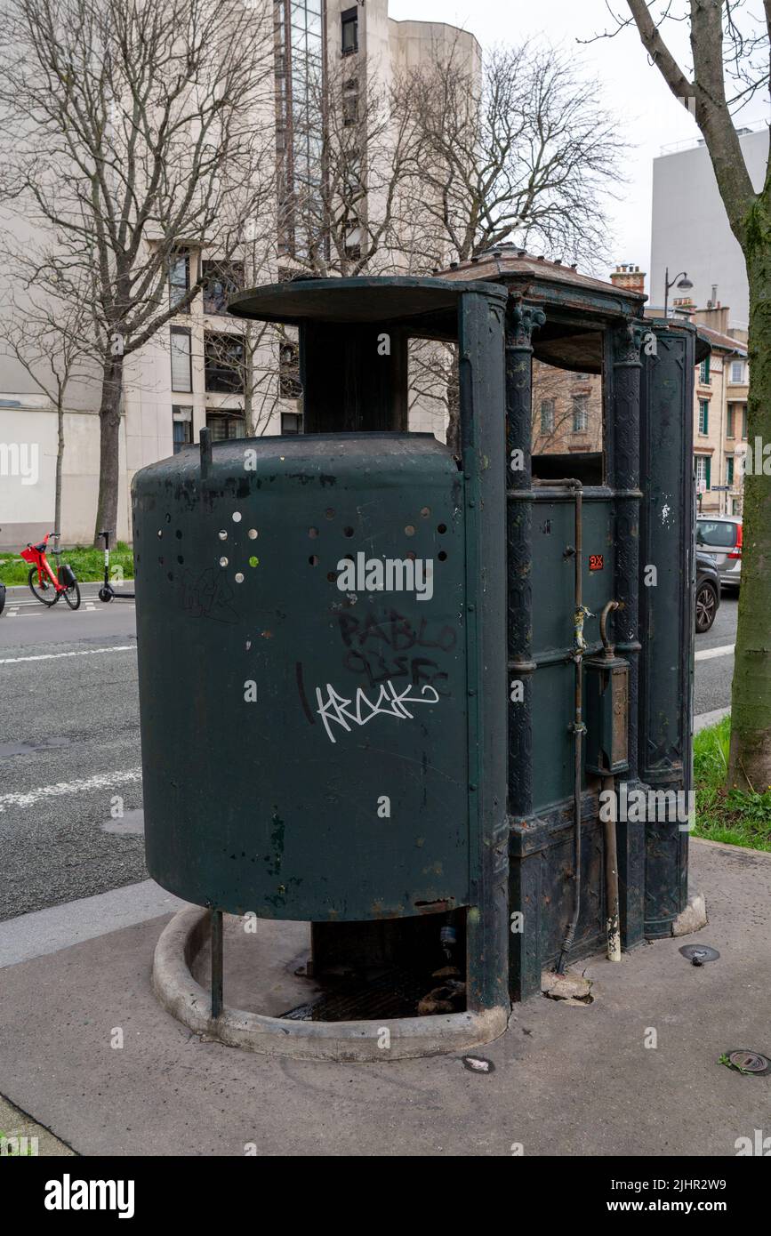 Vespasienne paris Banque de photographies et d’images à haute ...