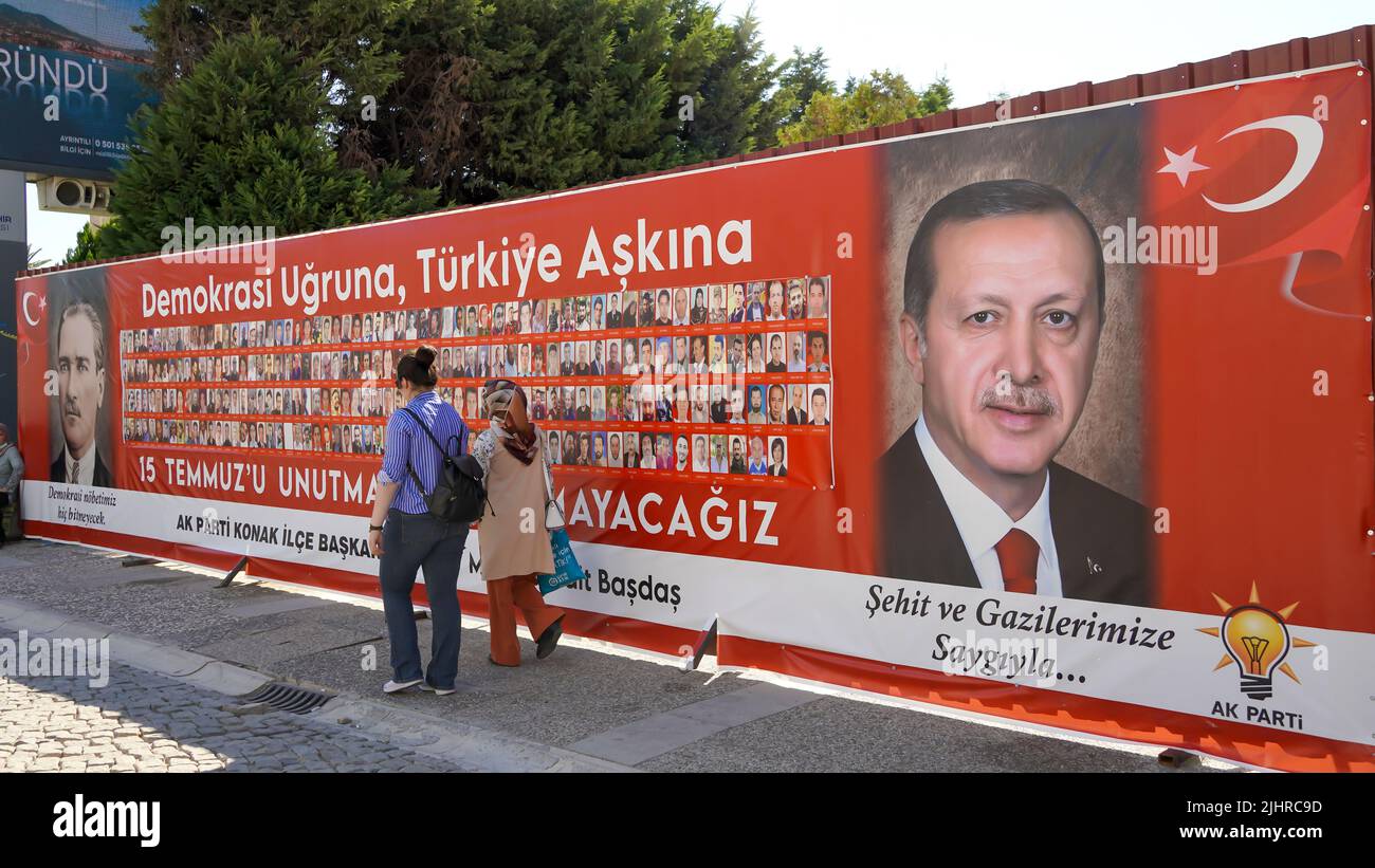 Turquie, 20/07/2022, les gens passent devant une affiche de Recep ...