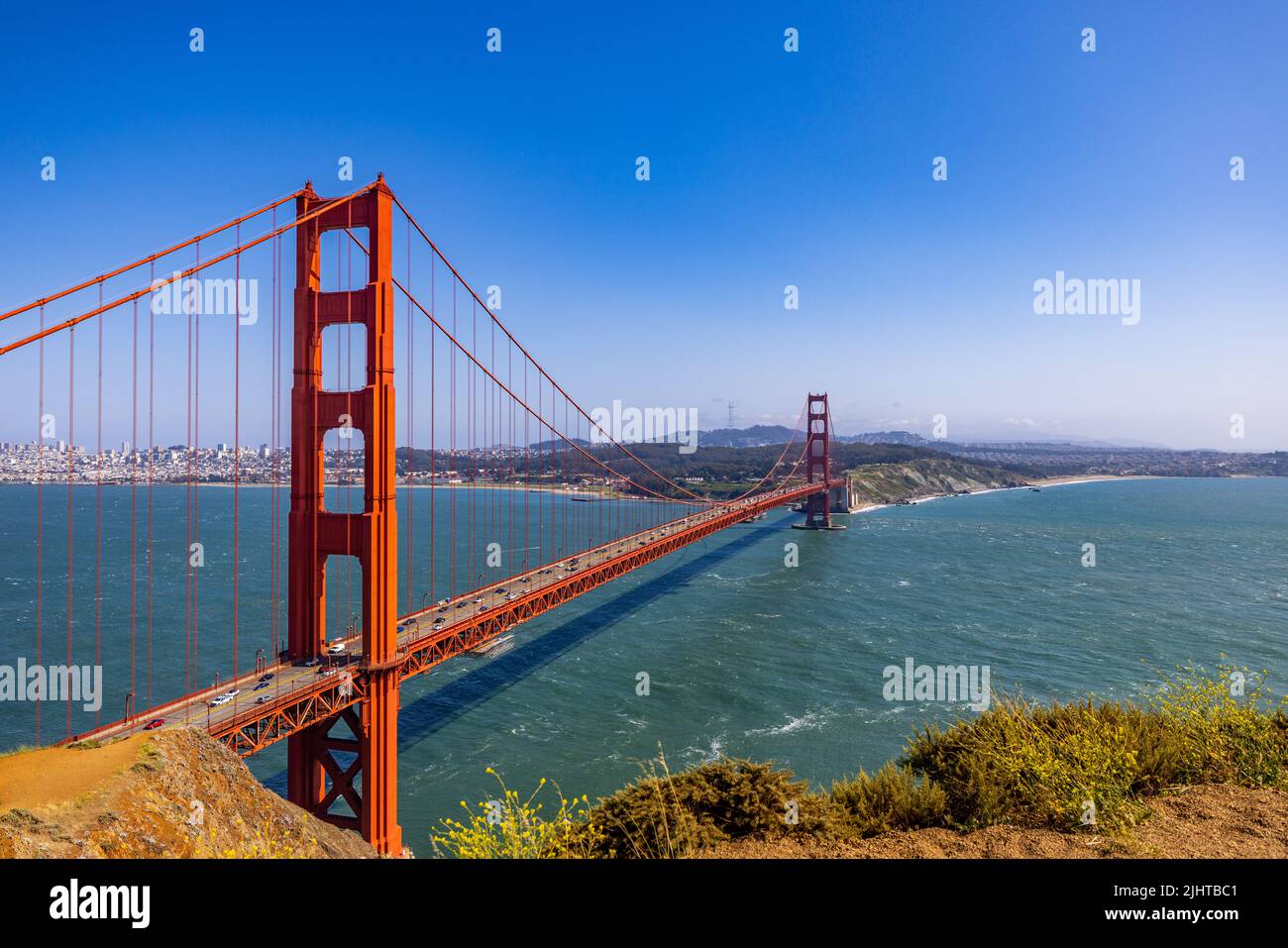 La vue panoramique du célèbre pont du Golden Gate par une journée ...