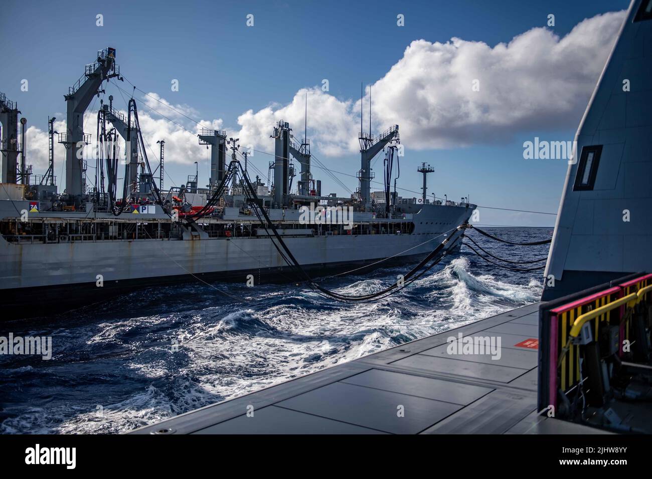 220718-N-YN807-1037 OCÉAN PACIFIQUE (18 juillet 2022) – le destroyer à ...