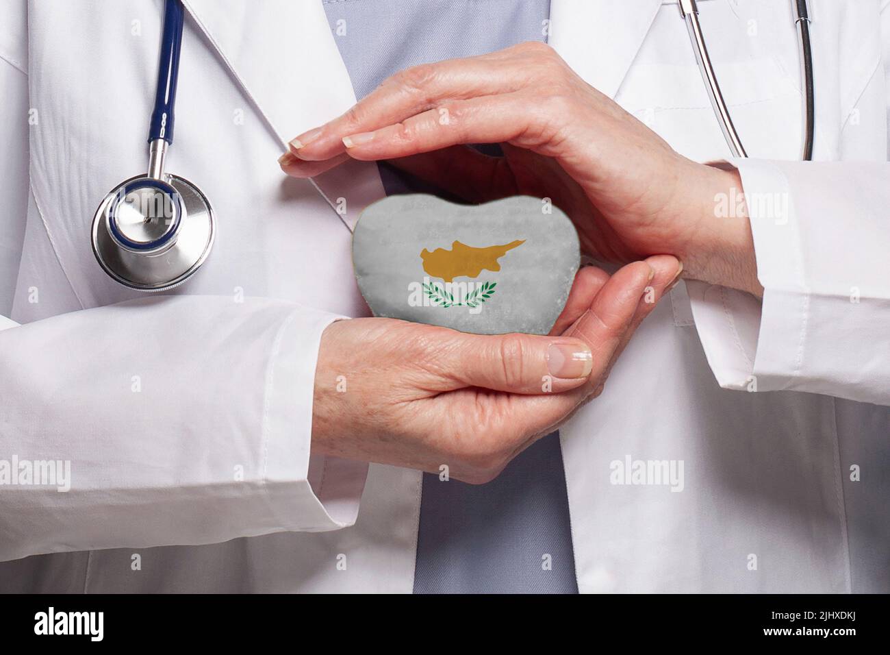 Médecin chypriote ayant le cœur avec le drapeau de la République de ...