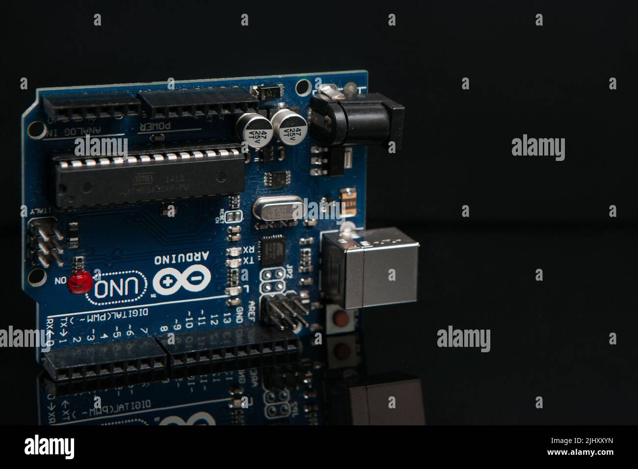 Carte Arduino Uno Sur Fond Noir Photo Stock Alamy