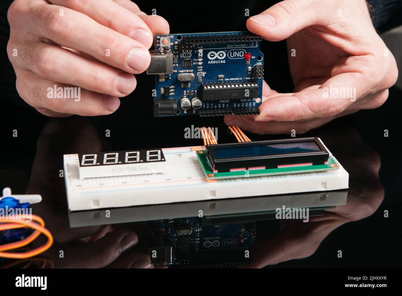 Carte Arduino UNO avec composants électroniques Photo Stock - Alamy