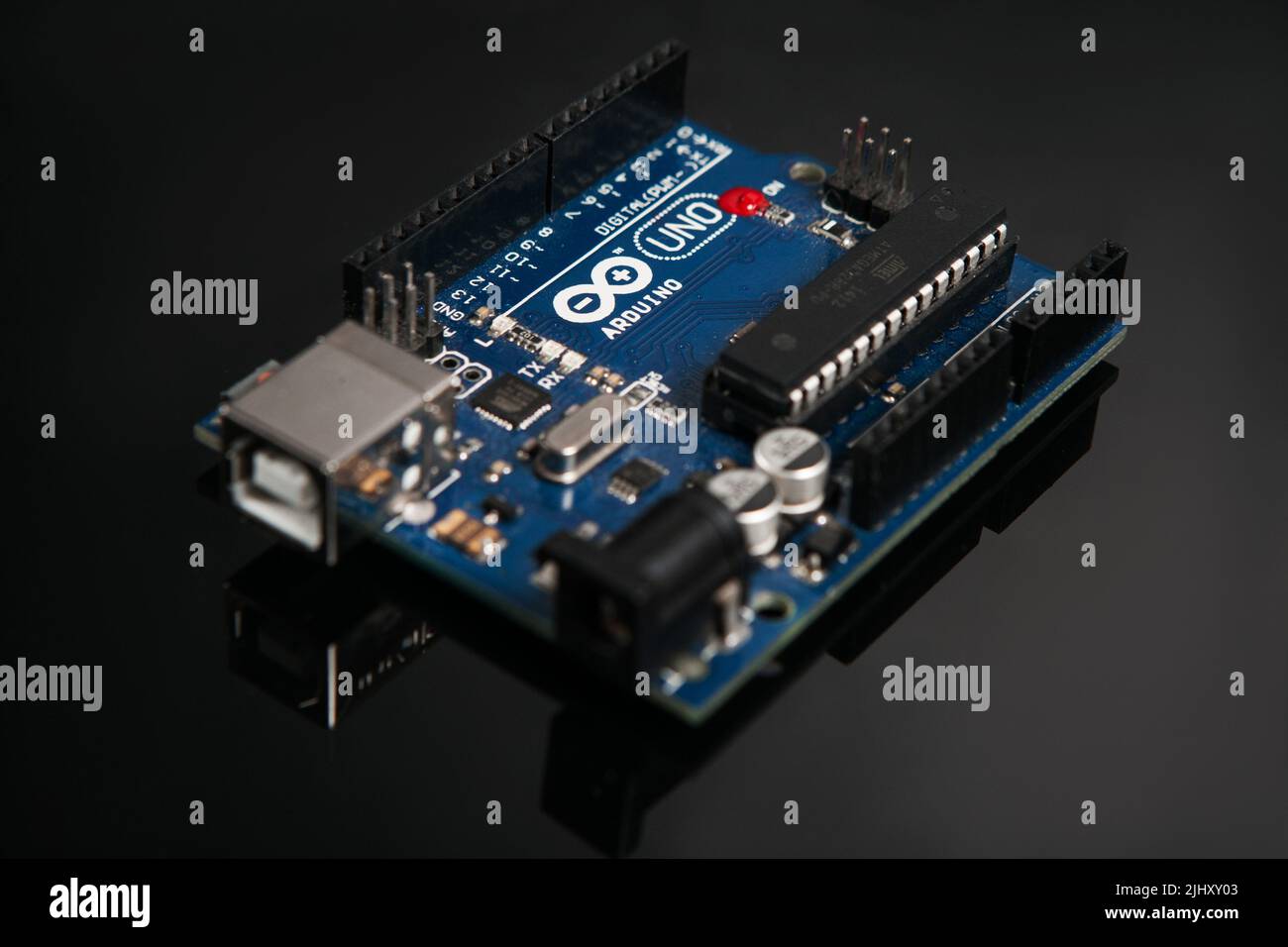 Carte Arduino UNO sur fond noir coup d'œil Photo Stock - Alamy