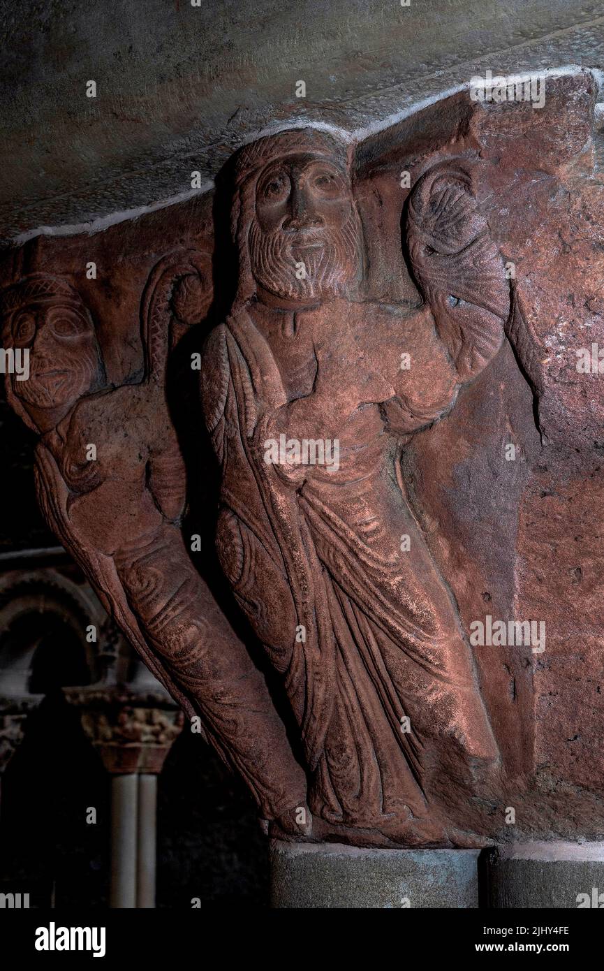 Capitale romane en pierre vers 1190 AD en cloître à la bénédictine ...