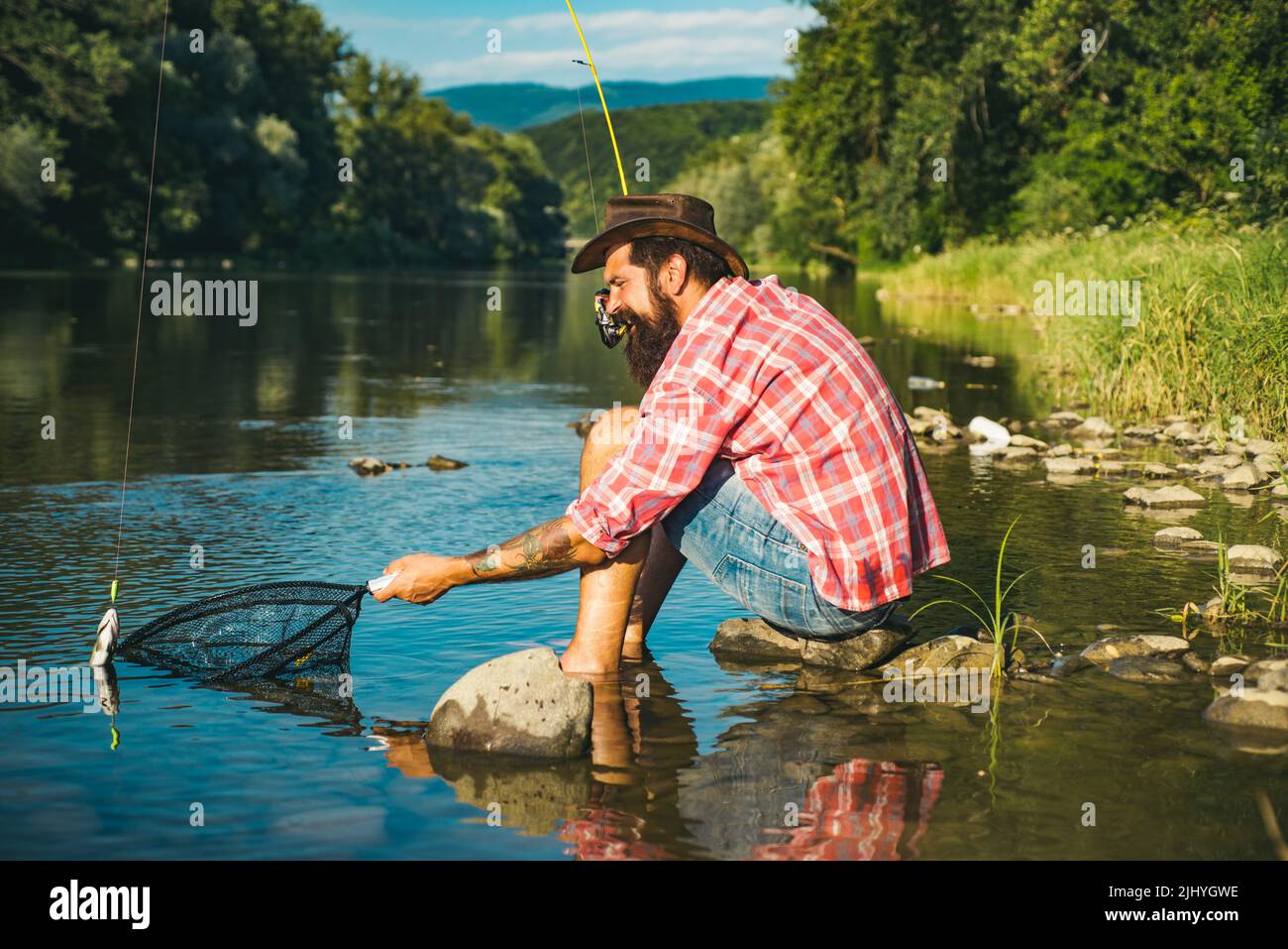 Pêcheur sur rivière ou lac avec canne à pêche. Pêche à la truite Photo ...