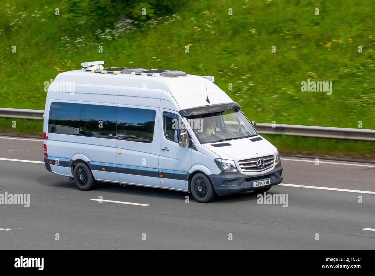 Mercedes sprinter blanc Banque de photographies et d’images à haute ...