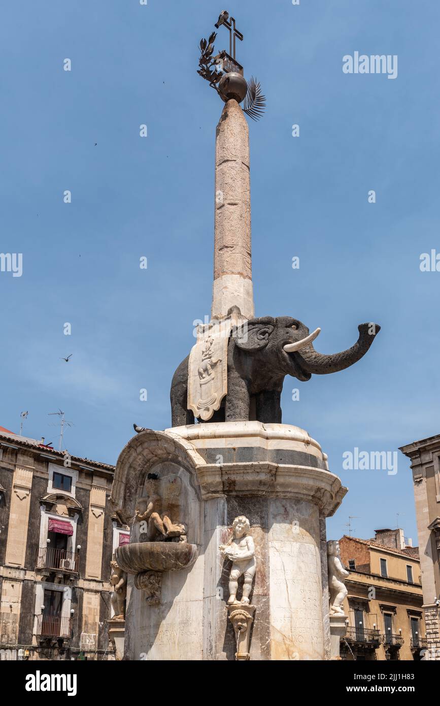 La célèbre fontaine d'éléphant de Vaccarini (1730) dans le centre de ...