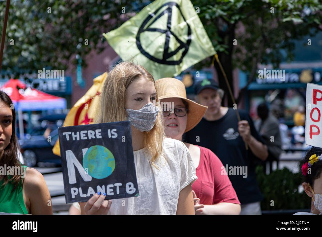 New York, États-Unis. 22nd juillet 2022. Un jeune activiste porte un ...