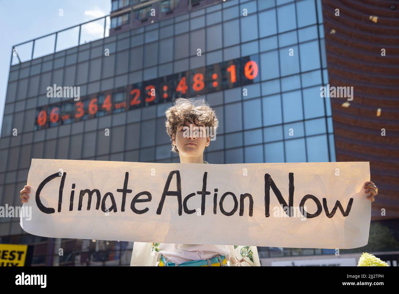 New York, États-Unis. 22nd juillet 2022. Un jeune activiste porte un ...