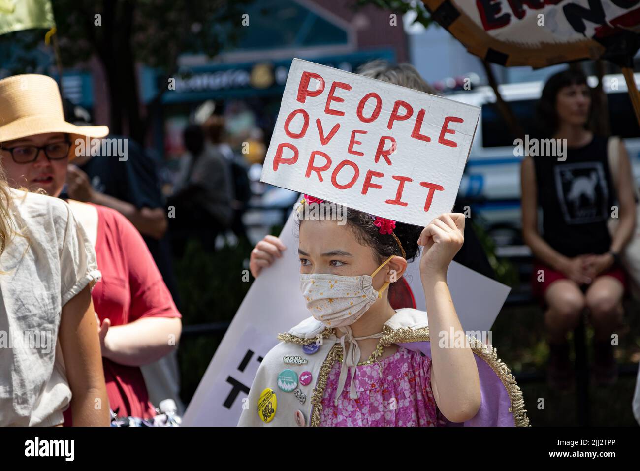 New York, États-Unis. 22nd juillet 2022. Un jeune activiste porte un ...
