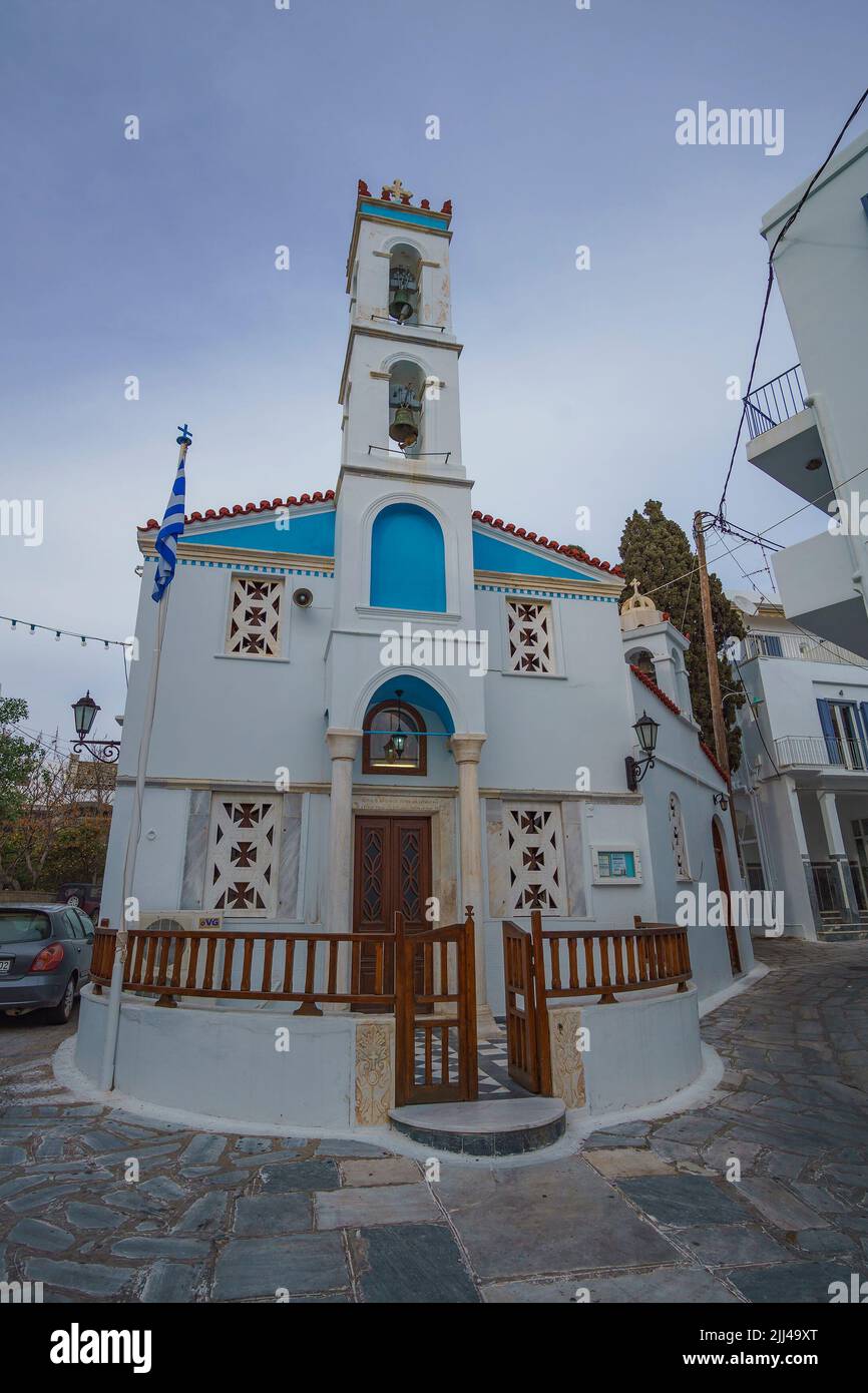 Rues pavées étroites de l'île de Tinos avec des bâtiments ...