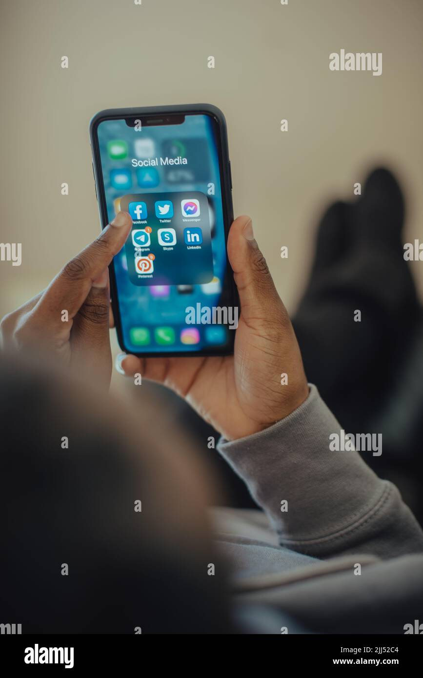 Mains d'une personne tenant un téléphone portable avec des icônes de ... Mains d'une personne tenant un téléphone portable avec des icônes de ...