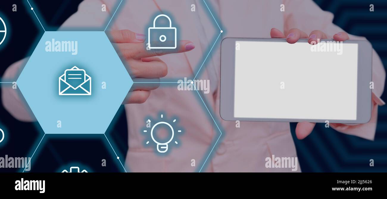 Homme d'affaires pointant sur Une tablette avec des symboles numériques ...