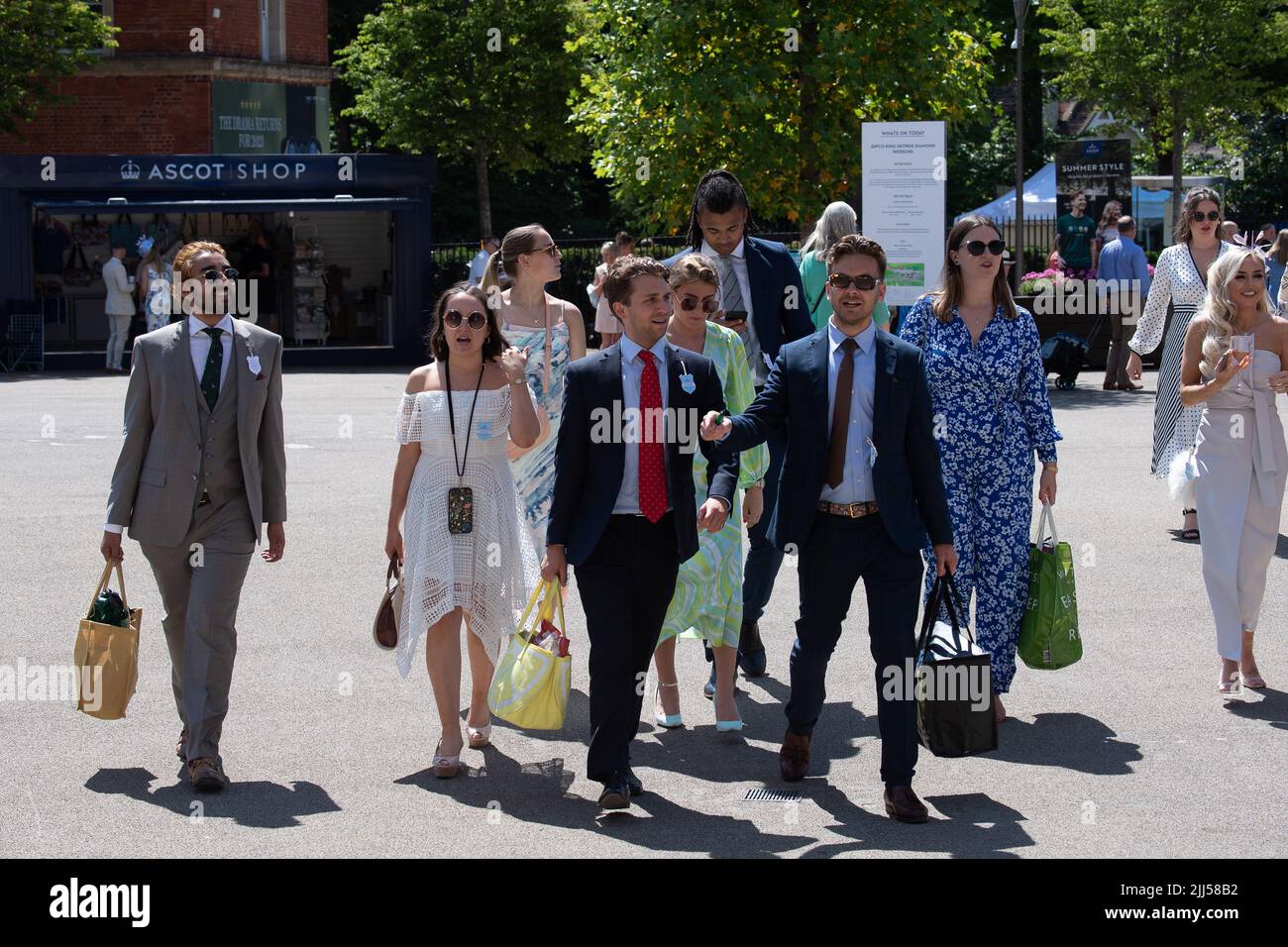 Ascot, Berkshire, Royaume-Uni. 23rd juillet 2022. Racegoers arrivant à ...