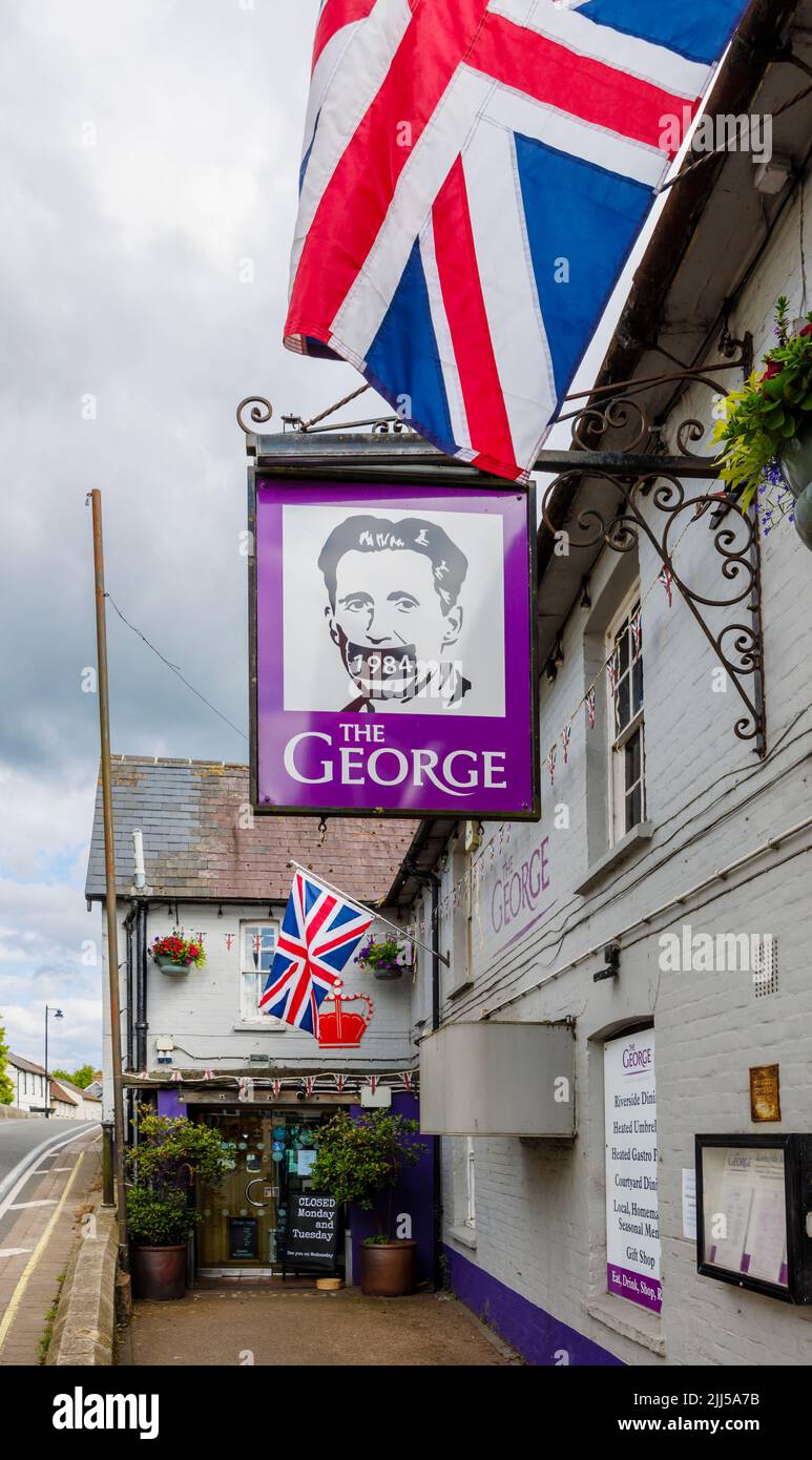 The George, un pub en bord de route avec un panneau George Orwell 1984 ...